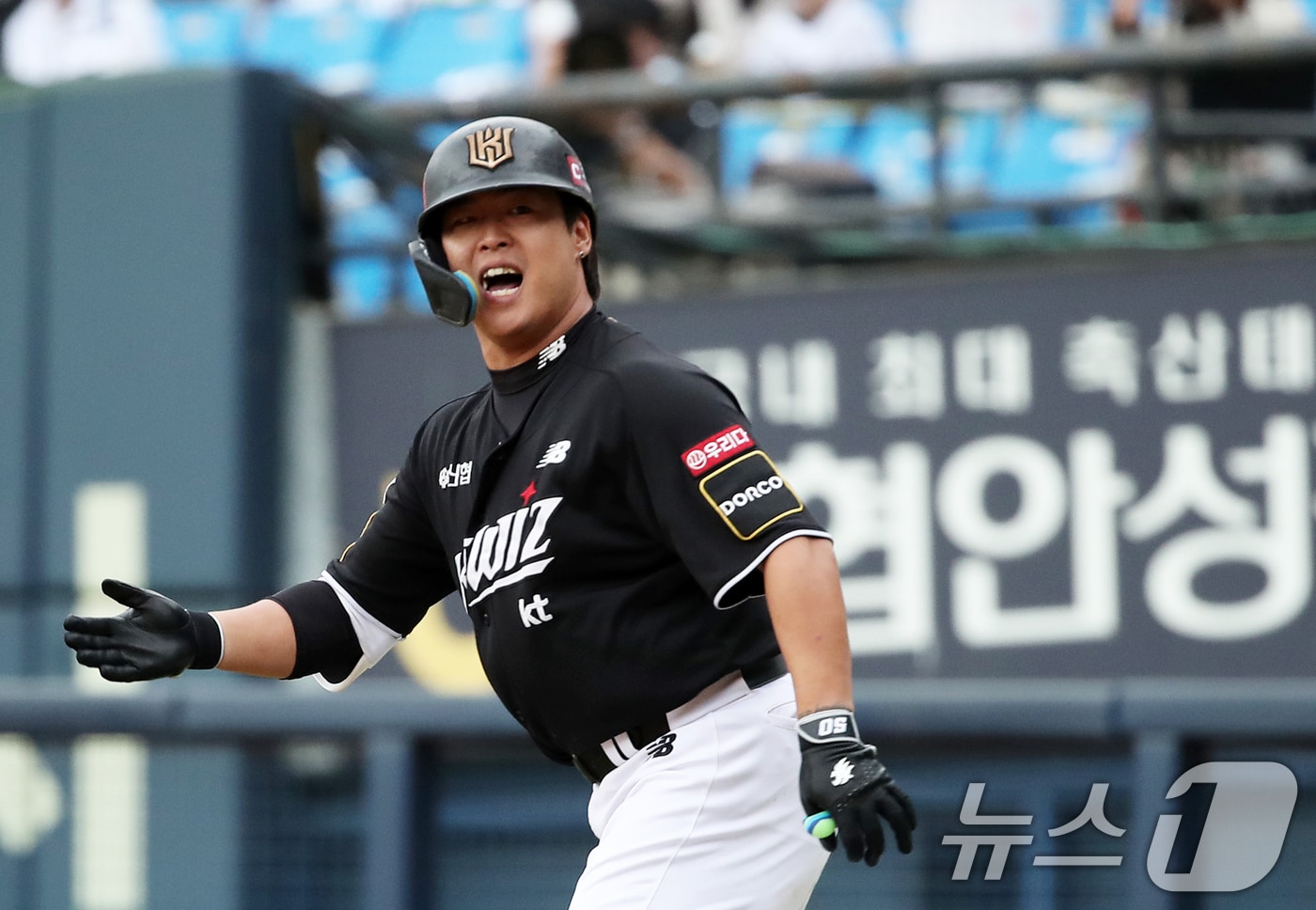또 마법 부린 KT, 두산 꺾고 사상 첫 WC 업셋…준PO서 LG와 격돌 - 뉴스1