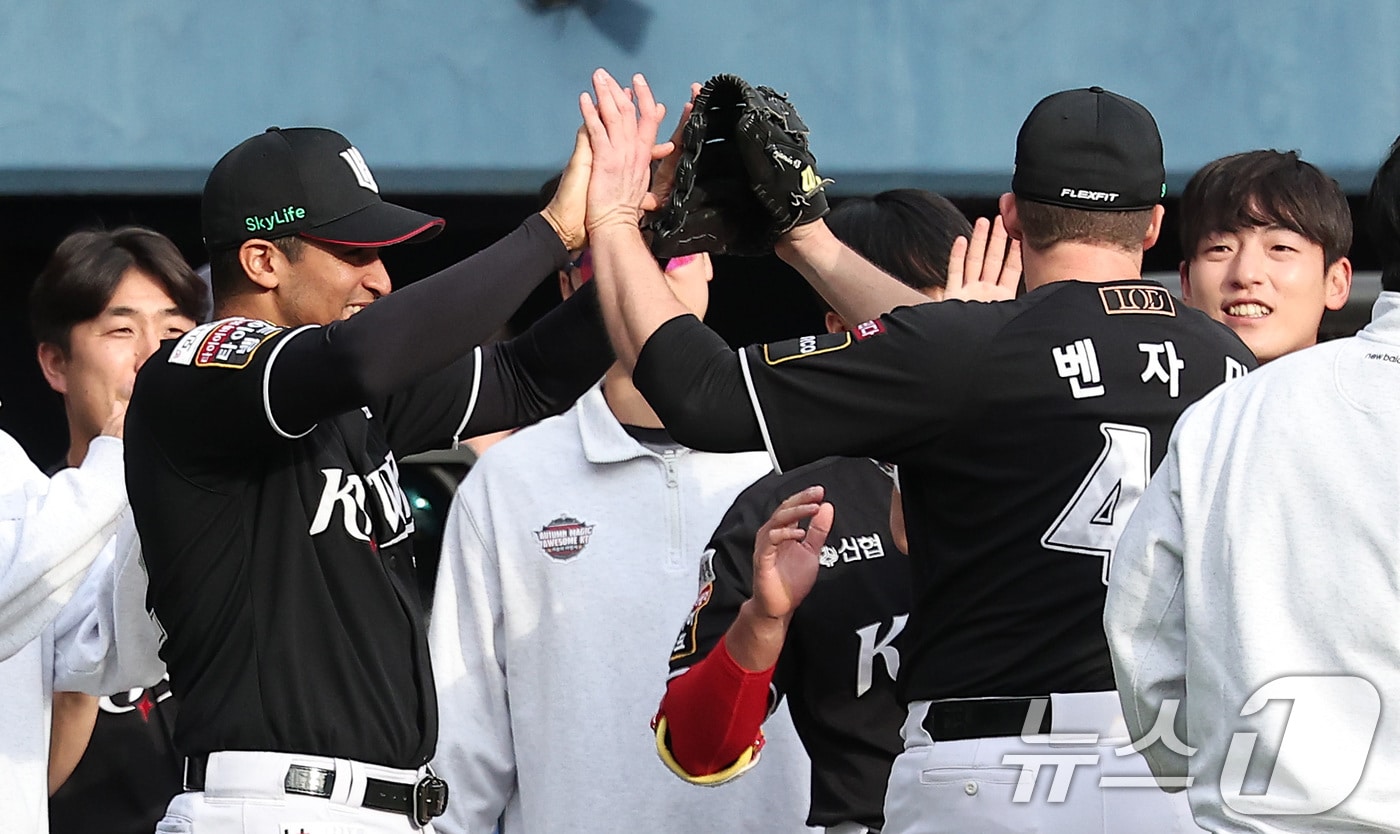 '0%'의 확률 깬 마법사의 기적…KT, 사상 첫 '5위 업셋' 주인공[WC2] - 뉴스1