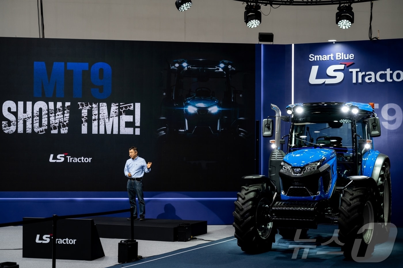 LS엠트론, 국내 최강 마력 트랙터 MT9 출시…내년 자율작업 탑재 - 뉴스1