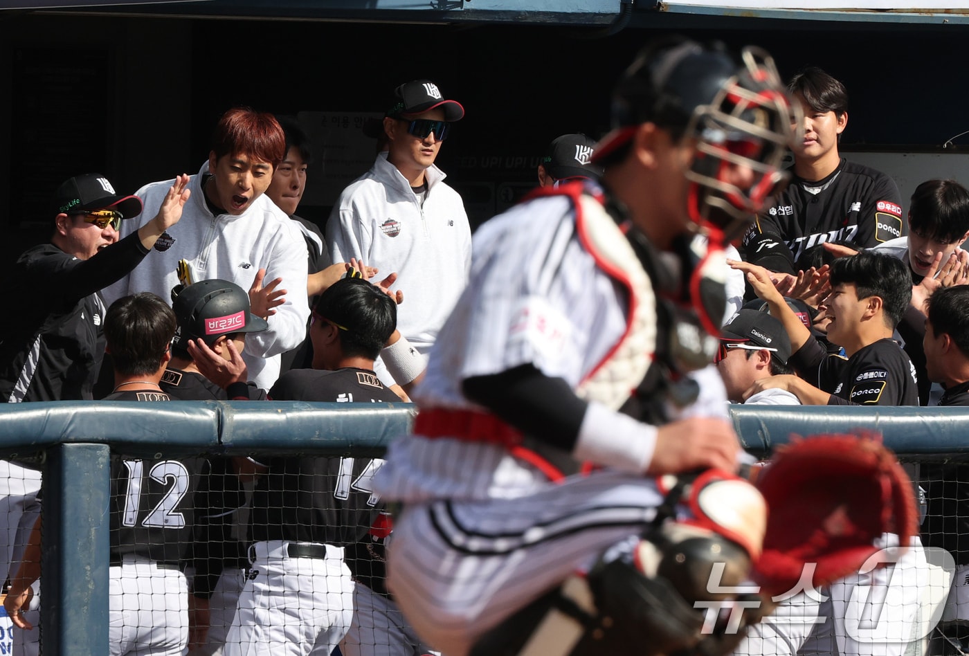 '강철매직' KT, LG 꺾고 PO 진출 확률 88% 선점 [준PO1] - 뉴스1