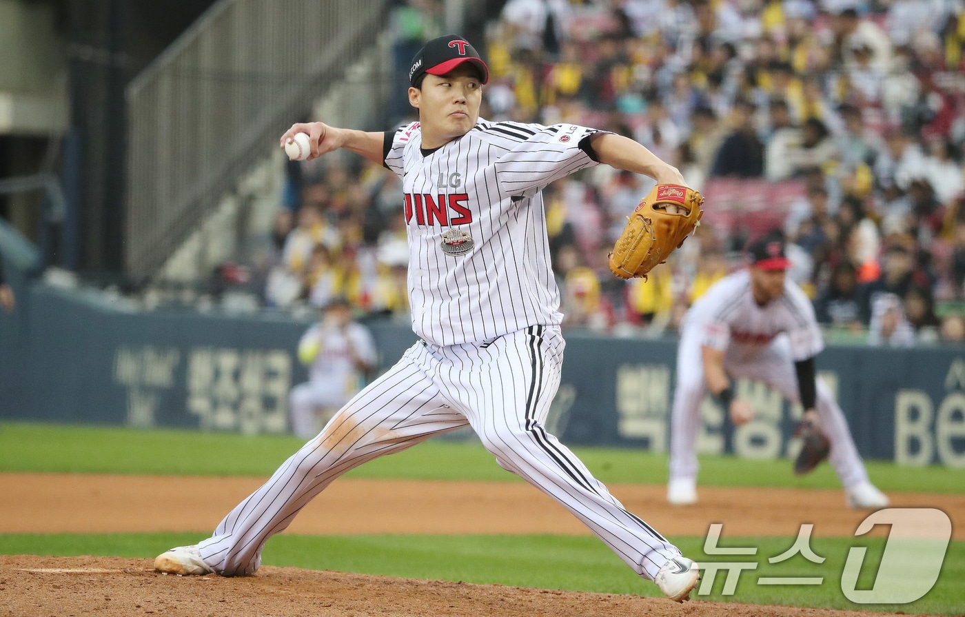 끝까지 온 승부…LG 임찬규 vs KT 엄상백, 선발 어깨 무겁다 [준PO5] - 뉴스1