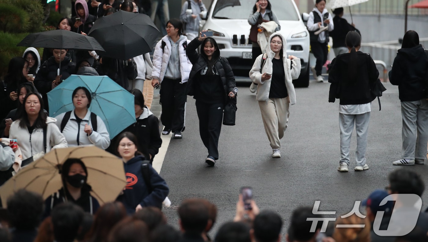 EBS·입시계 "영어 작년보다 쉬워…전체적 변별력 확보" [2025수능] - 뉴스1