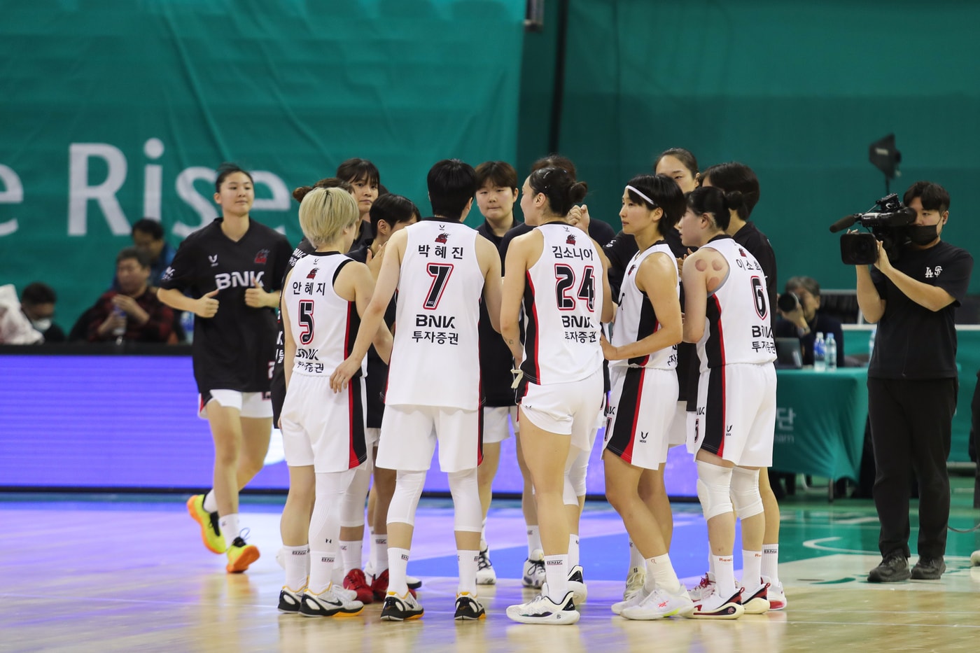 '박혜진‧김소니아 더블더블' BNK, 하나은행 꺾고 2연승…선두 질주 - 뉴스1