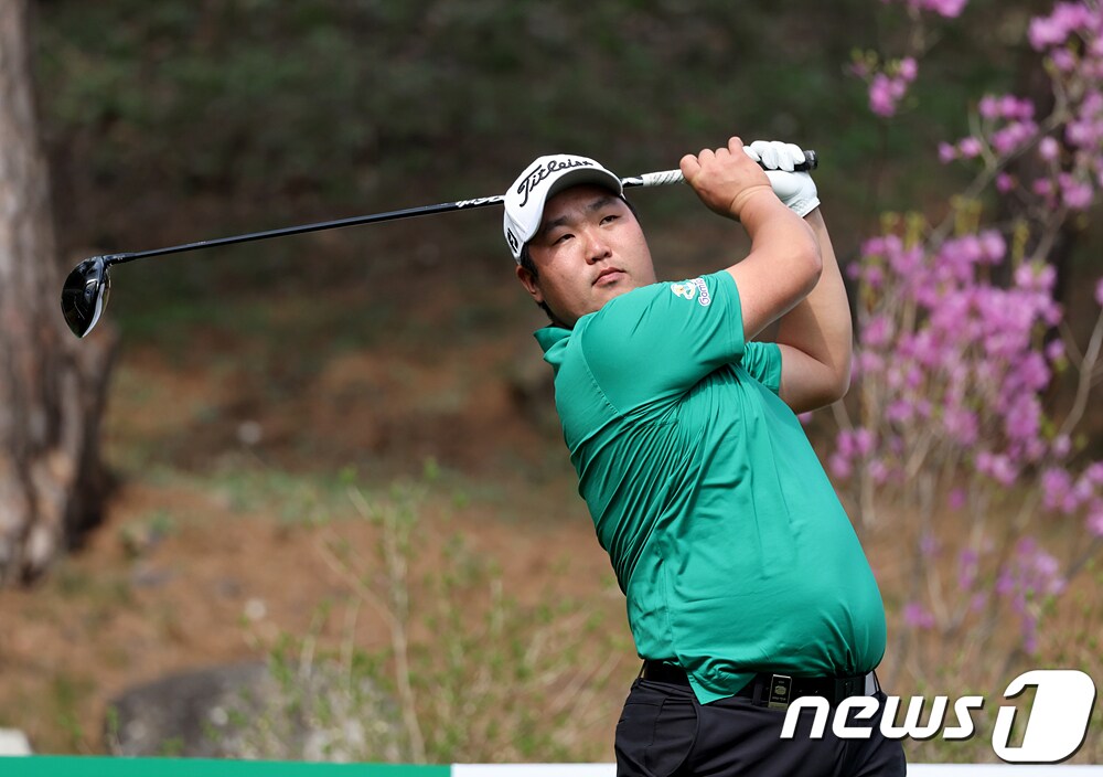 뒷심 발휘한 김찬우, KPGA 투어 DB손보 오픈 2R 공동 선두 도약 - 뉴스1