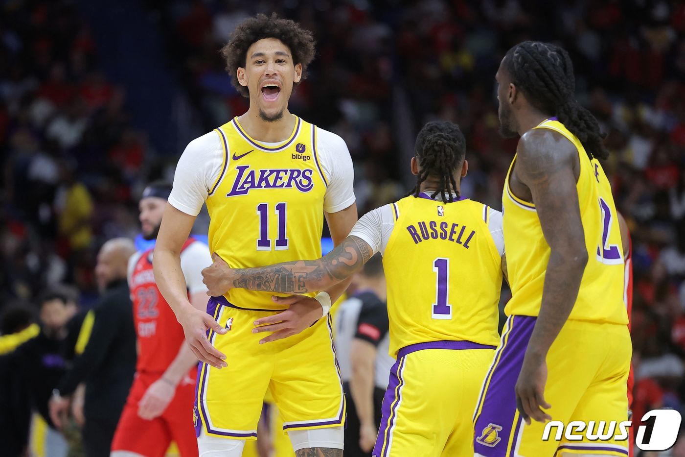 NBA 레이커스, 뉴올리언스 꺾고 8강행…GSW는 PO 탈락 - 뉴스1