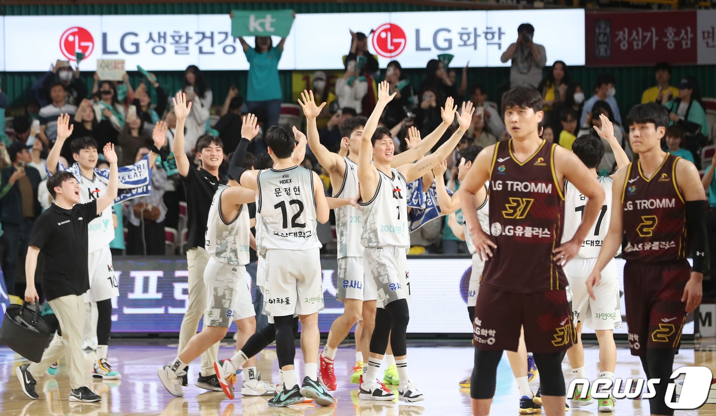 '스틸 11개' 프로농구 KT, LG 완파…4강 PO 1승1패 원점 - 뉴스1