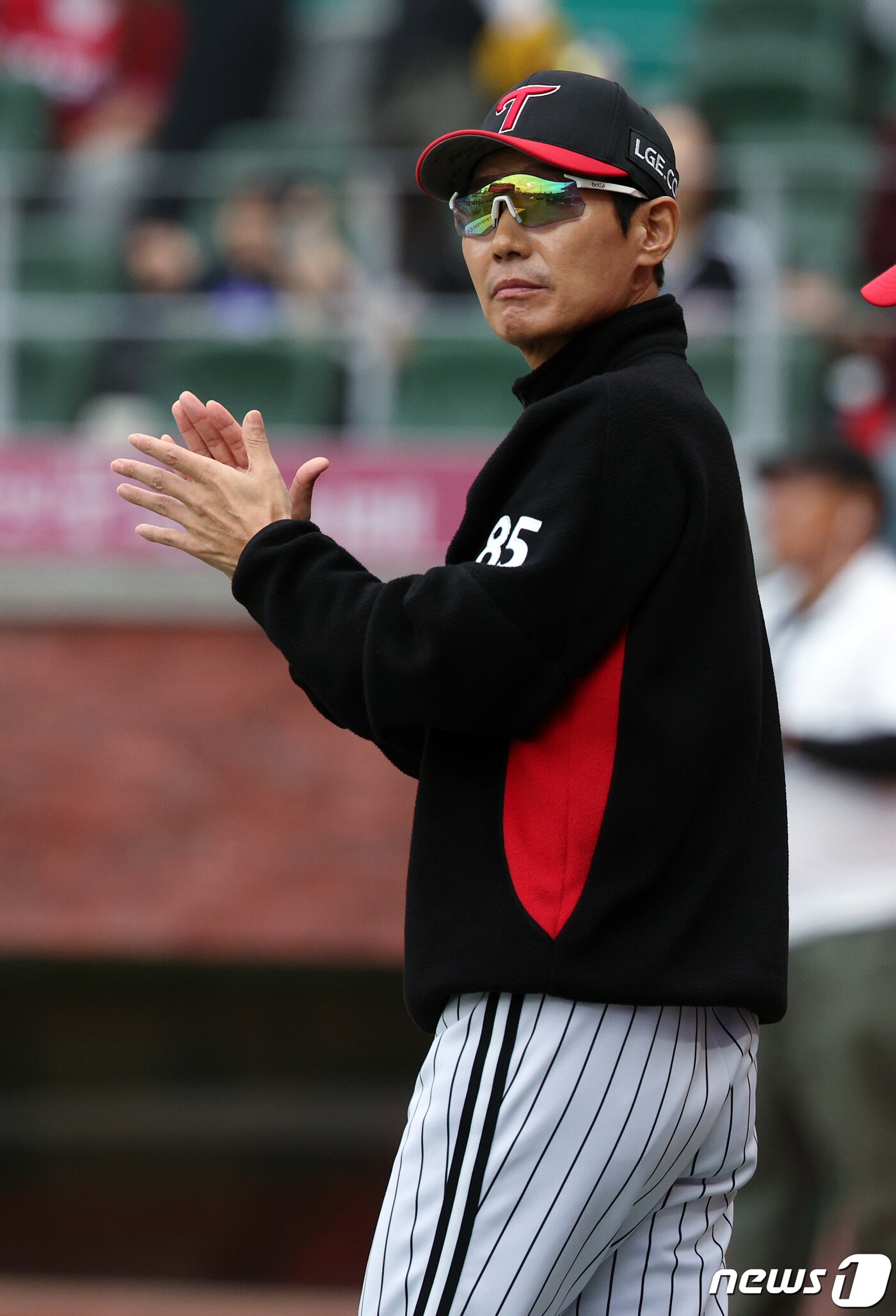 선두 LG, SSG 3-2 제압…염경엽 감독 역대 12번째 600승 - 뉴스1