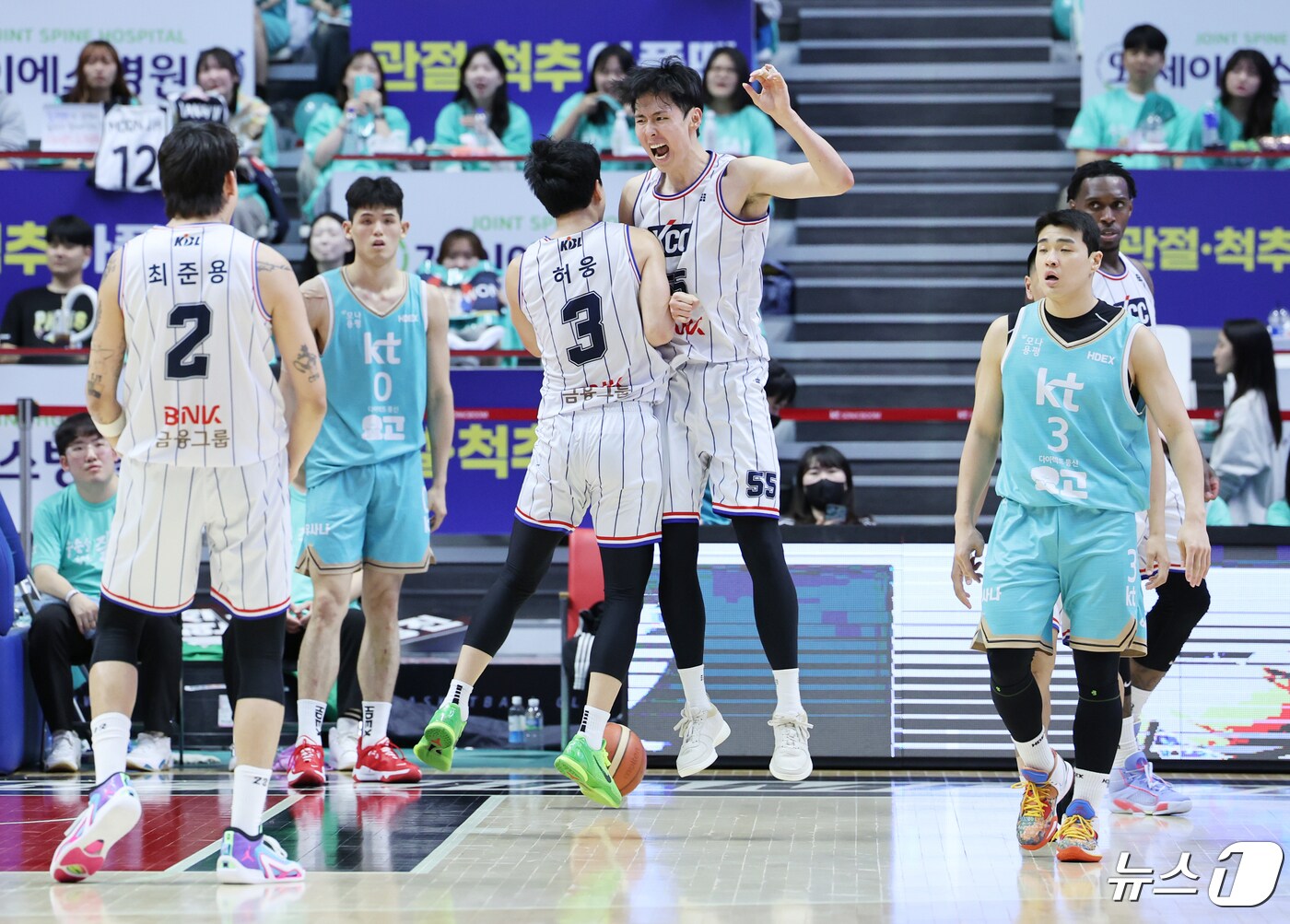 주전 고른 활약 KCC, 배스 분전한 KT에 대승…챔프전 69.2% 우승 확률 잡았다 - 뉴스1