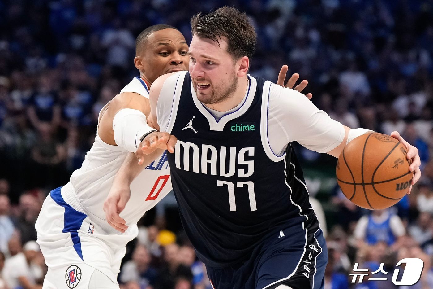 '돈치치+어빙 43점 합작' 댈러스, NBA PO서 클리퍼스 꺾고 2승 선착 - 뉴스1