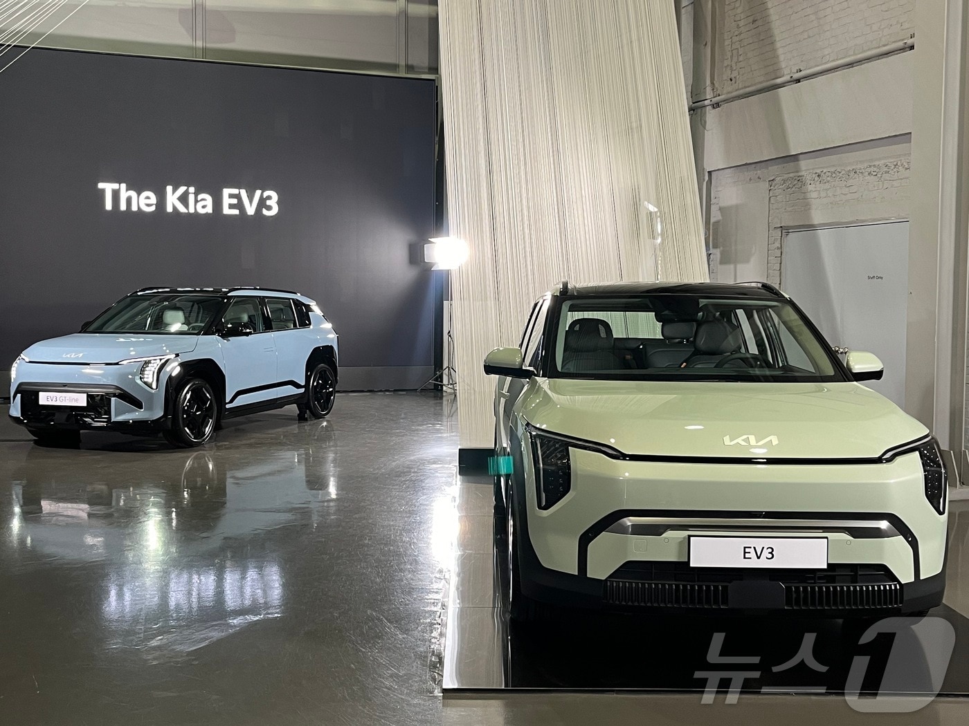 "후, 이정도면 됐나요"…'완충시 500km·3천만원대' 기아 EV3 공개 - 뉴스1