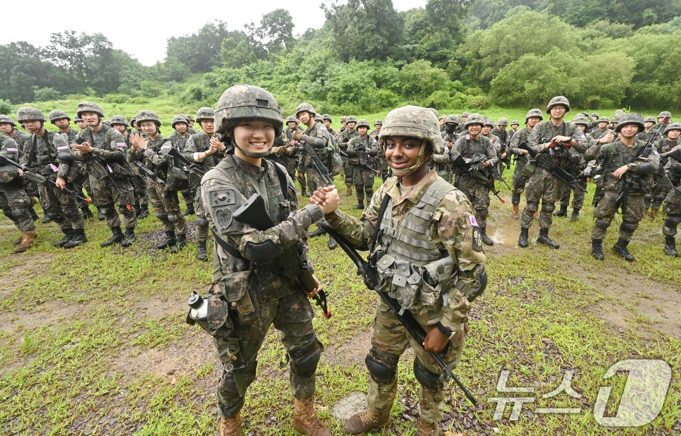 [뉴스1 PICK]"함께 땀 흘리며 우정 나눠요"…한·미 육군 ROTC 후보생 동반 훈련 - 뉴스1
