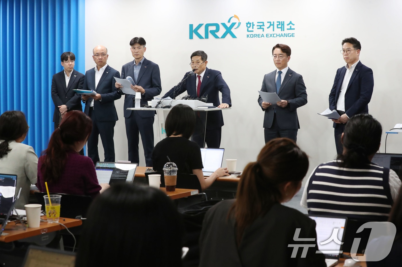 거래소, KB·하나금융·현대모비스·SKT·KT 등 5종목 밸류업 지수 편입 - 뉴스1