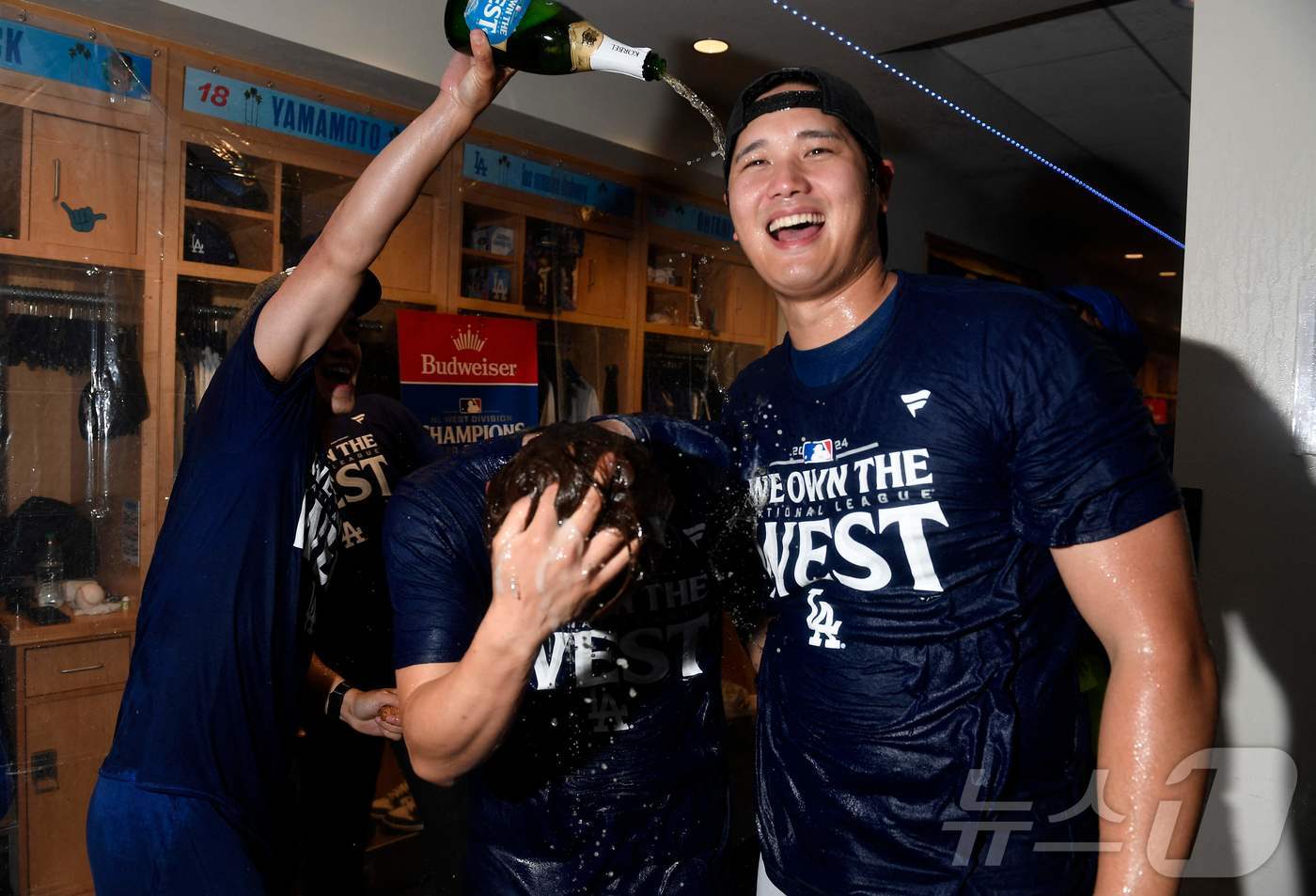 LA 다저스, 3년 연속 지구 우승…'역전 결승타' 오타니 샴페인 파티(종합) - 뉴스1