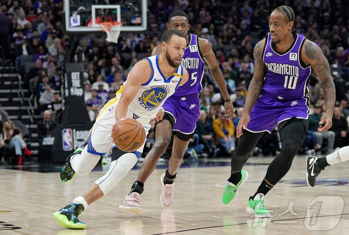 '커리 위긴스 38점 합작' GSW, 시카고 불스 꺾고 2연패 탈출 - 뉴스1