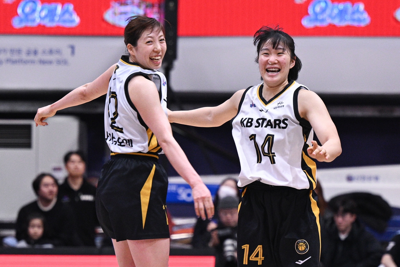 '송윤하 21득점' 5위 KB, 4위 신한은행 꺾고 PO 희망 이어가 - 뉴스1