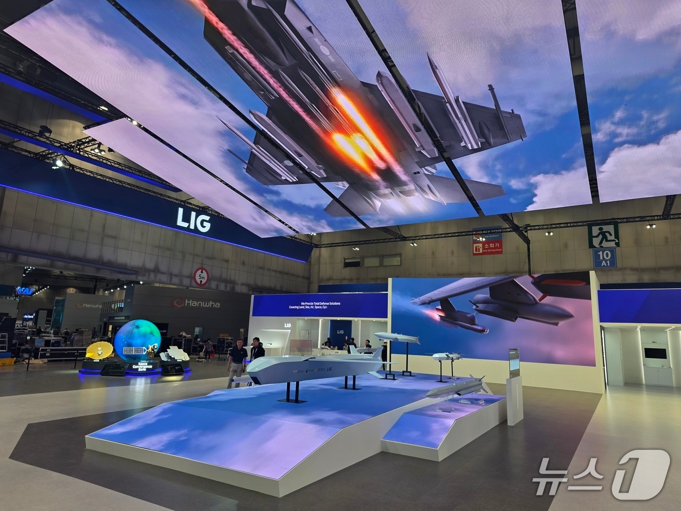 LIG넥스원, ADEX 2025 참가…KF-21 무기체계에 전자전기 형상 첫 공개 - 뉴스1