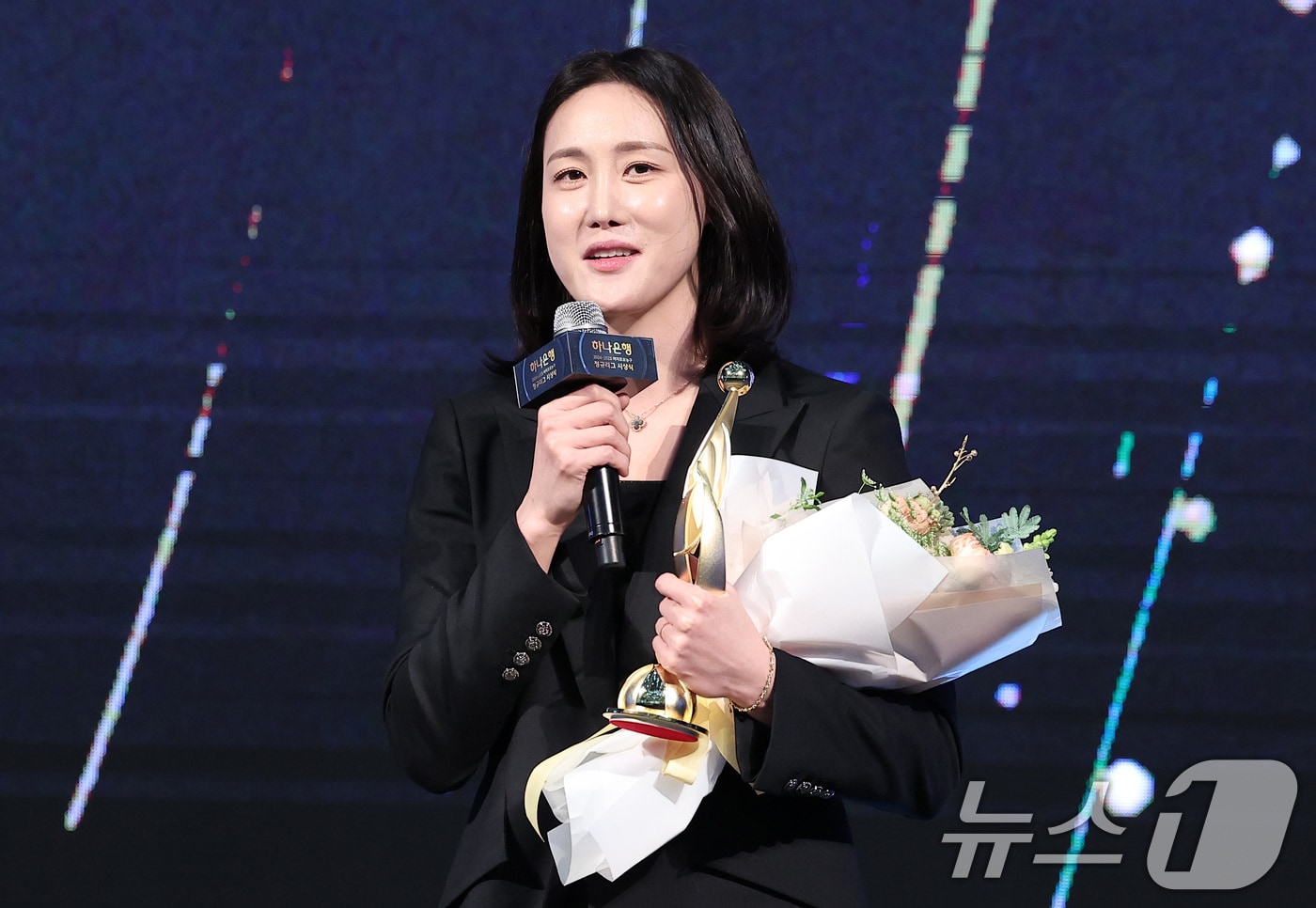 '38세 WKBL 전설' 김정은, 다시 운동화 끈 맨다…'연봉 2억' 1년 재계약 - 뉴스1