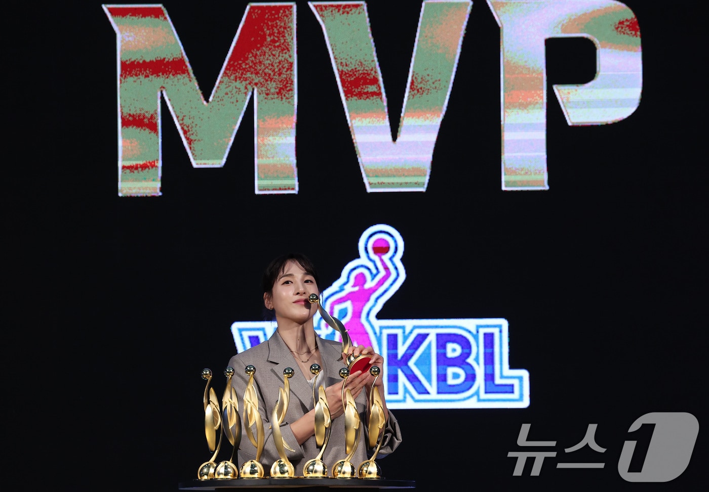여자농구 '8관왕' 우리은행 김단비, 6R MVP 선정…시즌 네 번째 수상 - 뉴스1