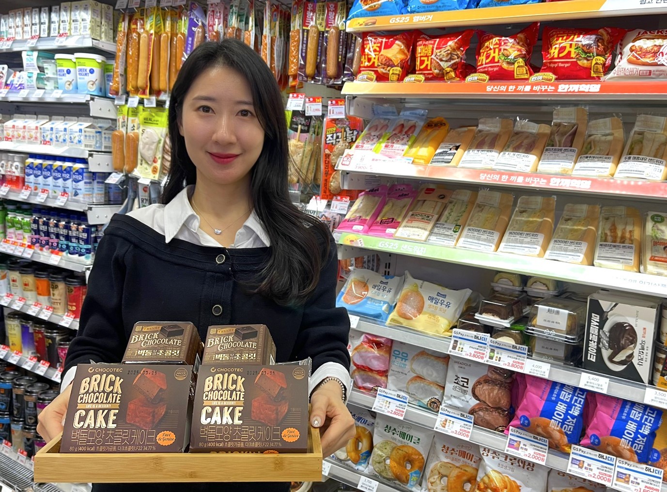 GS25, '벽돌 시리즈' 디저트 매출 1위…'벽돌초콜릿'으로 돌풍 잇는다 - 뉴스1