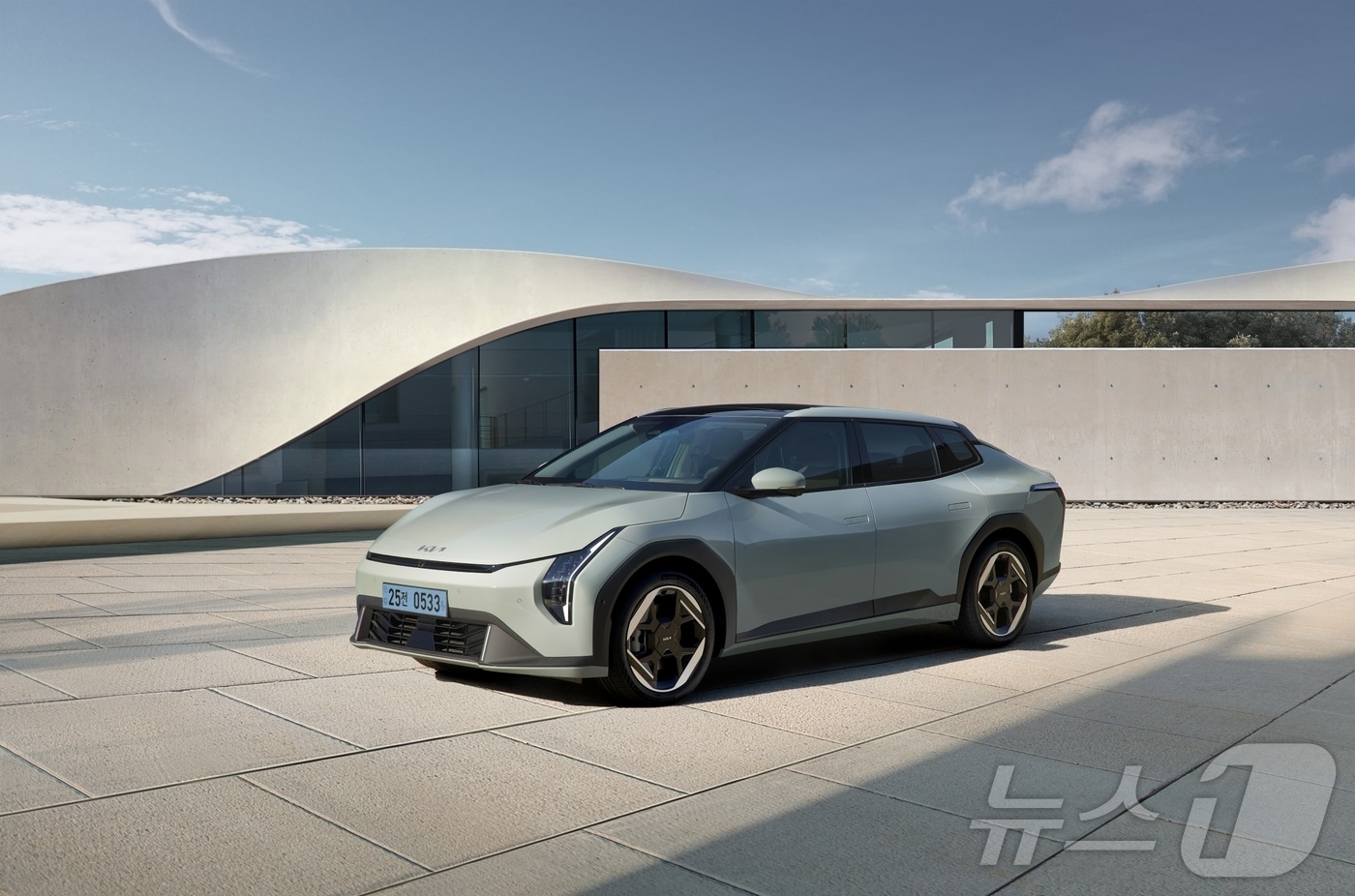기아, 첫 전기 세단 'EV4' 11일 계약 시작…"3400만원대 구매" - 뉴스1