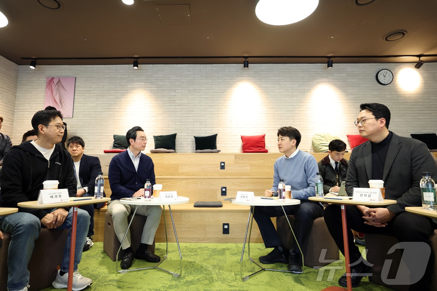 LG 'AI 요람' 찾은 이준석 "GPU 몇 장 산다고 문제 해결 안돼" - 뉴스1