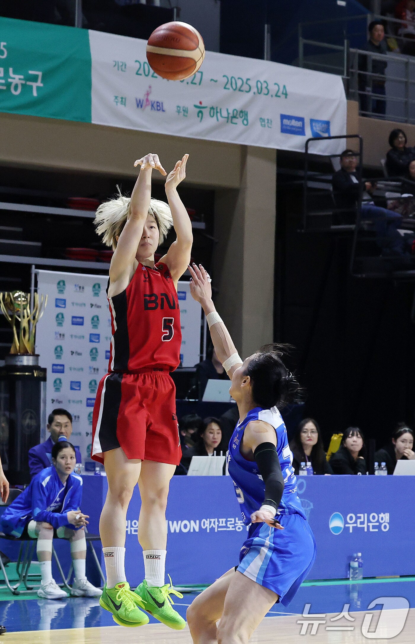 BNK 챔프전 2연승 이끈 안혜지의 한 방…"슛 성공하면 나이스" - 뉴스1