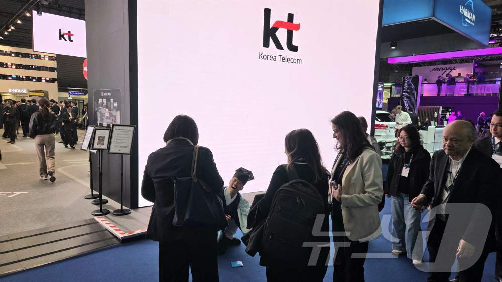 [MWC25]오겜2의 딱지치기? "오마이갓"…'K-AI'로 외국인 사로잡은 KT - 뉴스1