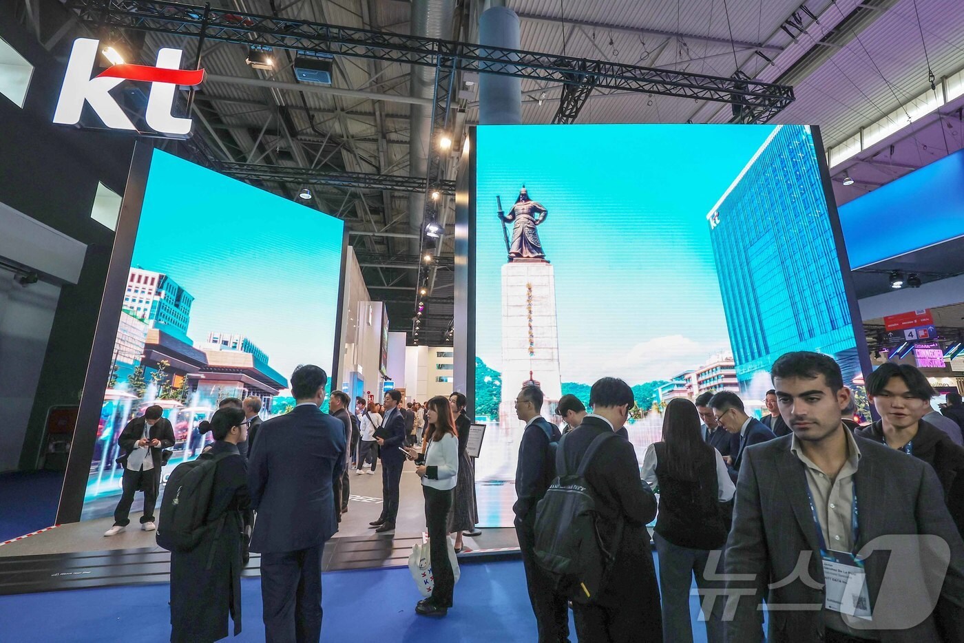 [MWC25] KT, AI·6G·양자통신으로 변화할 미래모습 선보여 - 뉴스1