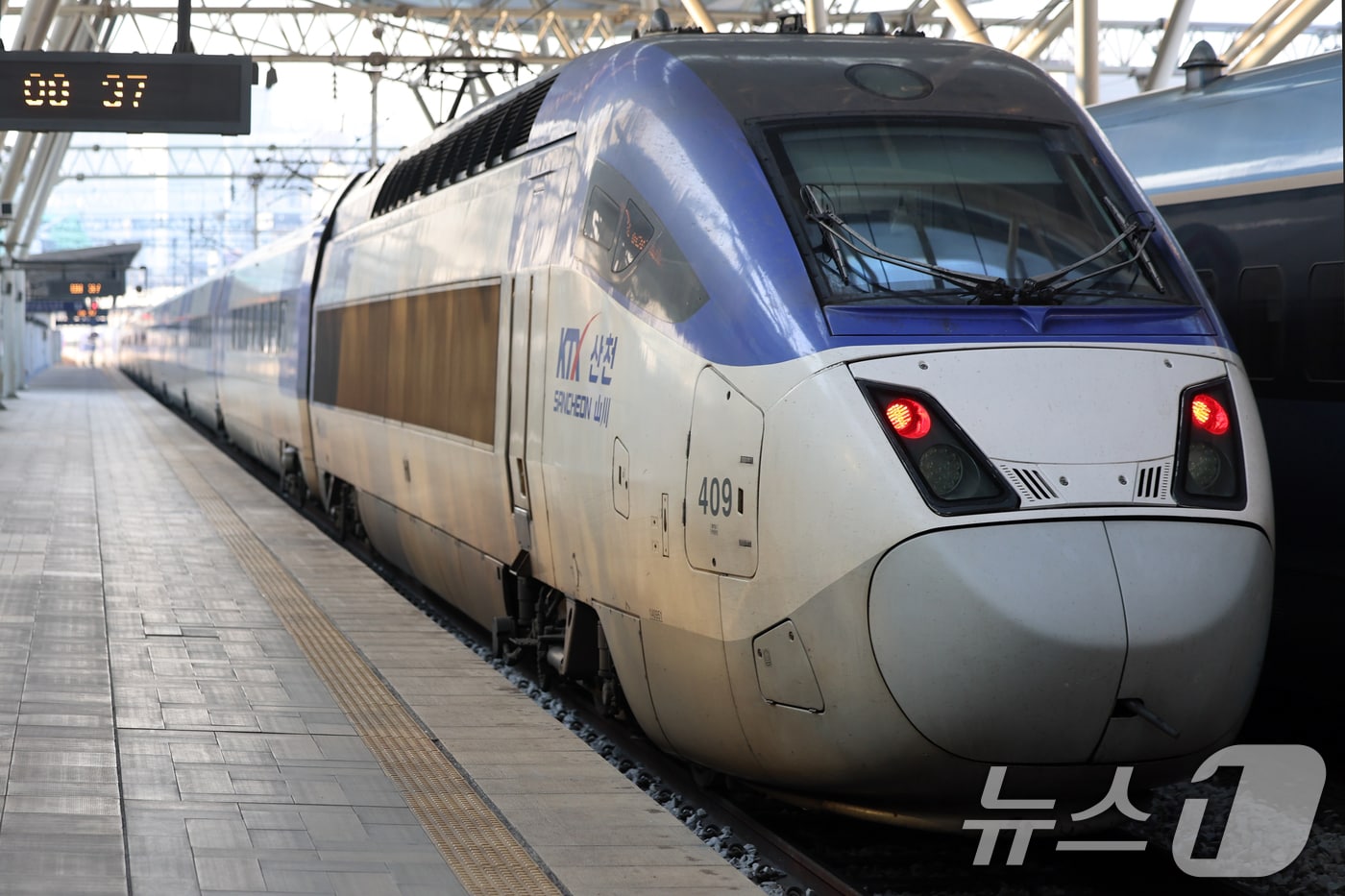 주행 중 KTX 객실 선반서 연기…승무원이 소화기로 자체 진화 - 뉴스1