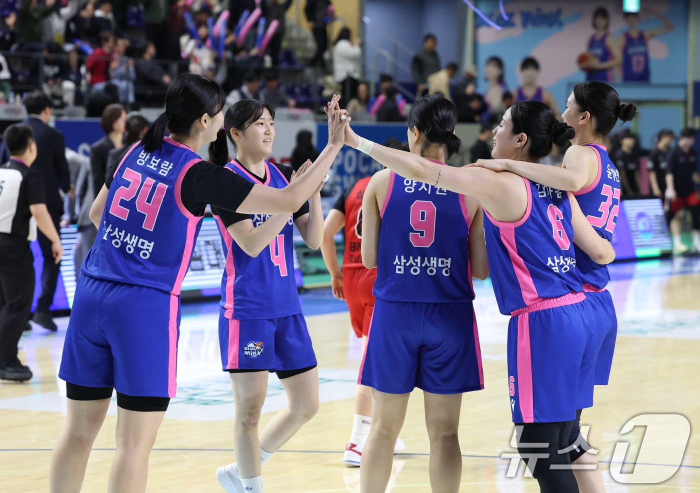 '4쿼터 20-1 압도' 삼성생명, BNK 완파…PO 2연패 후 기사회생 - 뉴스1