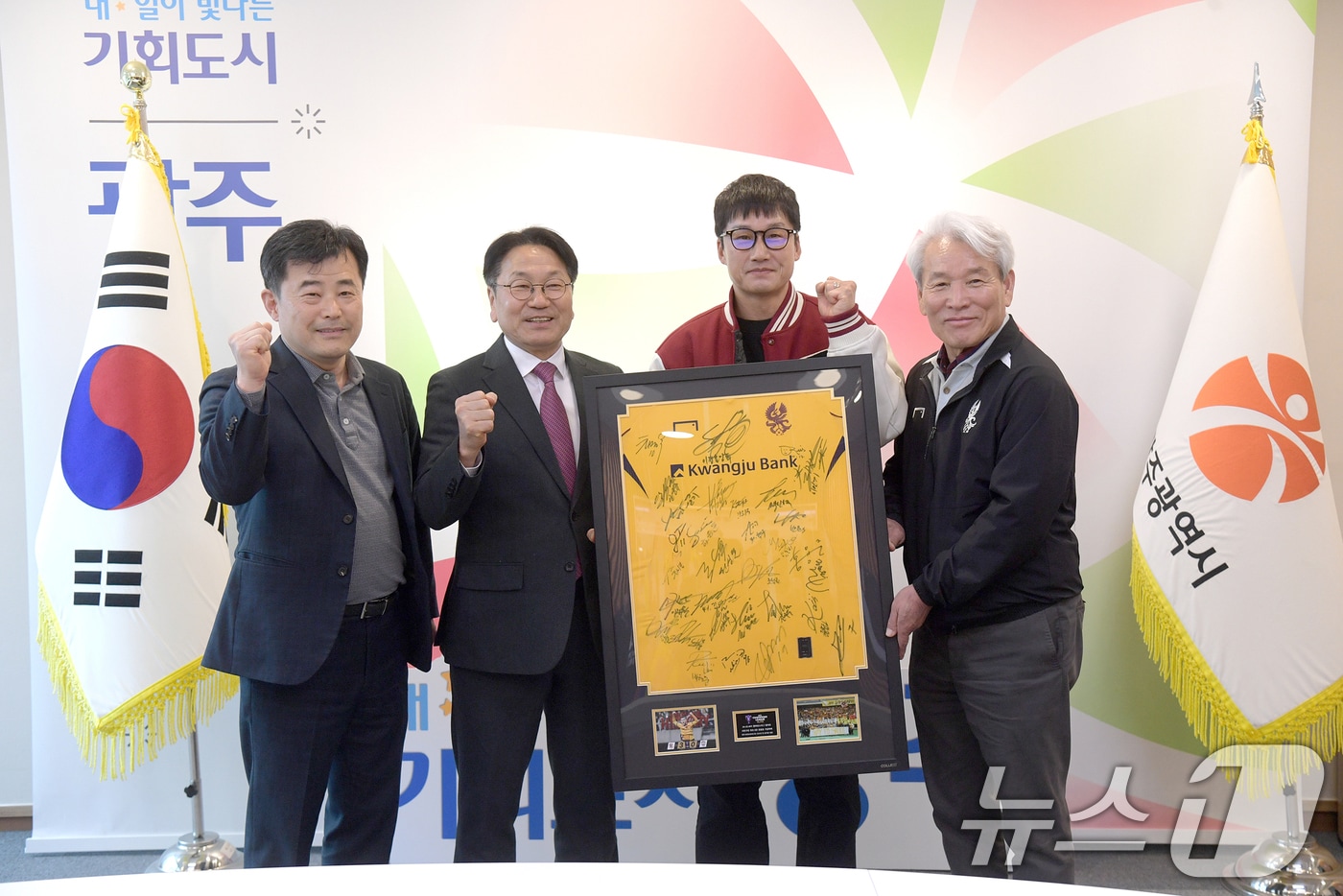 "ACLE 4강 간다"…광주FC 이정효 감독과 선수들 선전 다짐 - 뉴스1