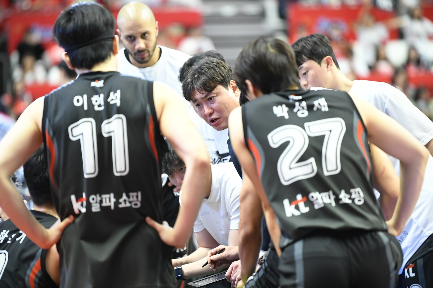 프로농구 KT, 4강 PO 2패 뒤 1승 반격…SK 77-64 제압 - 뉴스1
