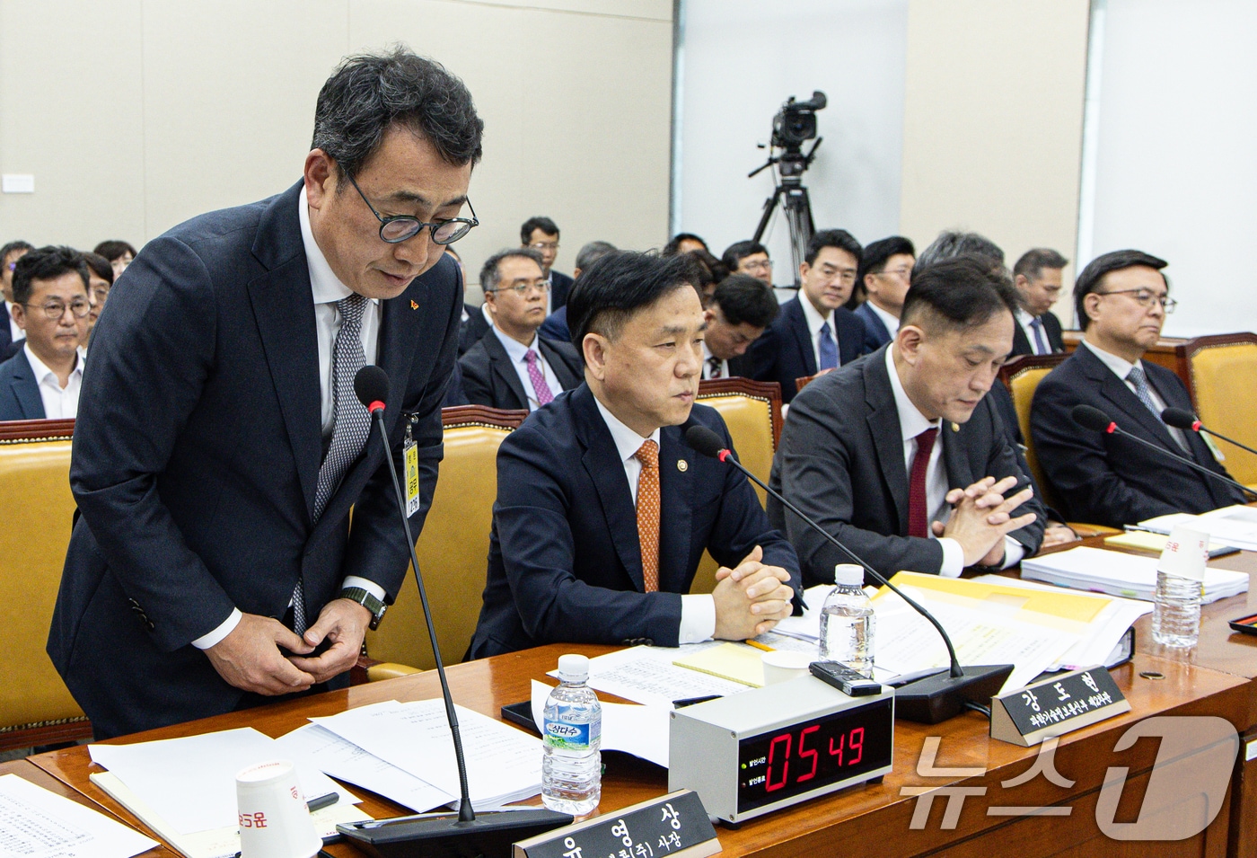 [뉴스1 PICK]청문회 출석한 유영상 SKT 대표…'해킹 사고 고개숙여 사과' - 뉴스1