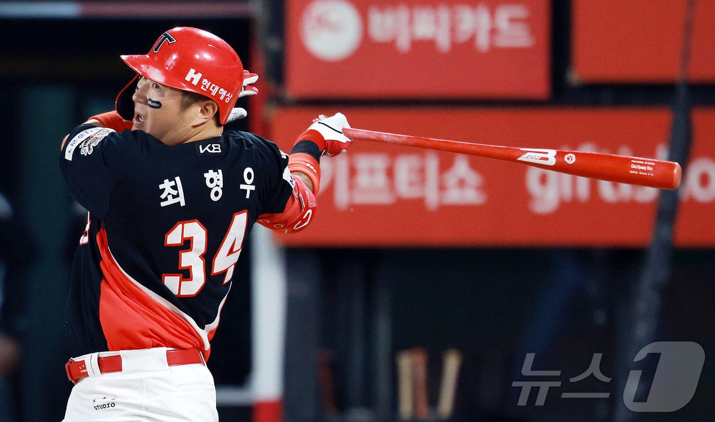 KIA 최형우, 키움전 3점포 기선 제압…KBO리그 최초 1700타점 - 뉴스1