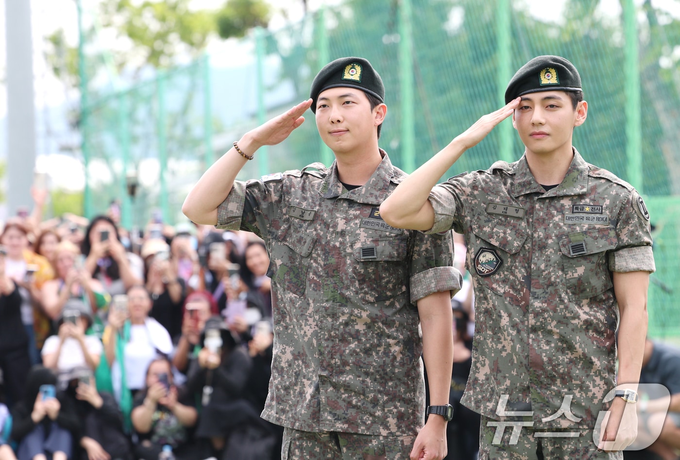 [뉴스1 PICK]BTS RM·뷔, 군 복무 마치고 전역…완전체 복귀 초읽기 - 뉴스1