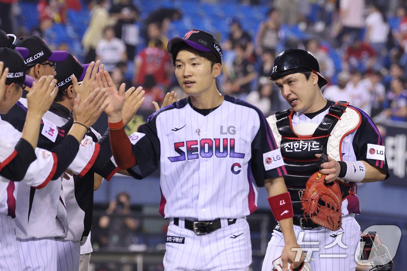 LG, KIA 잡고 한화와 공동 선두…최정, 20시즌 연속 두 자릿수 홈런(종합) - 뉴스1