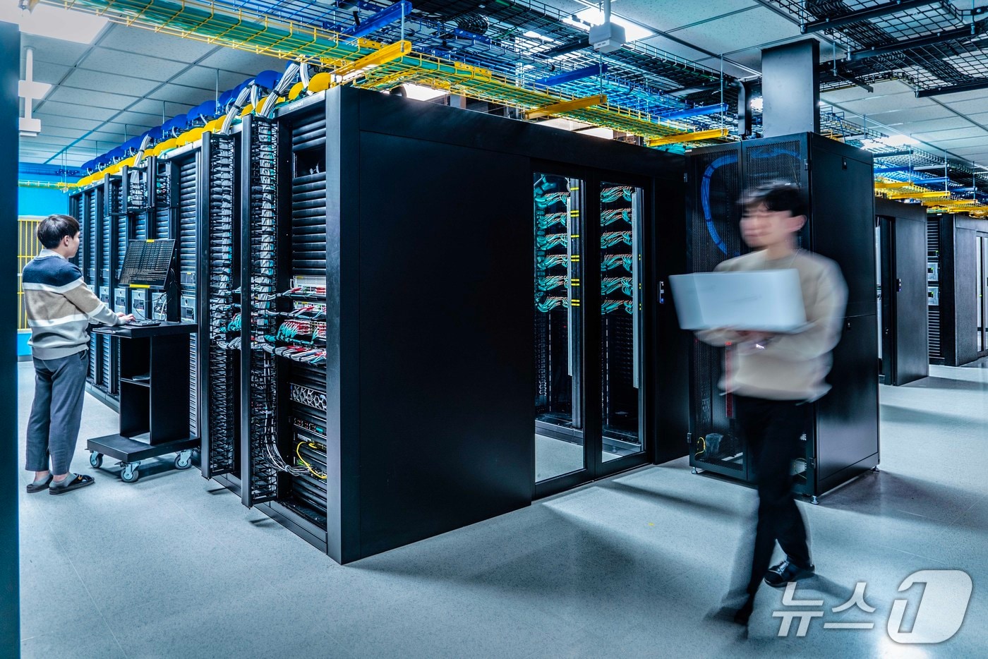 "GPT-4o 게 섯거라"…SKT, 한국어 특화 LLM 'A.X 4.0' 공개 - 뉴스1