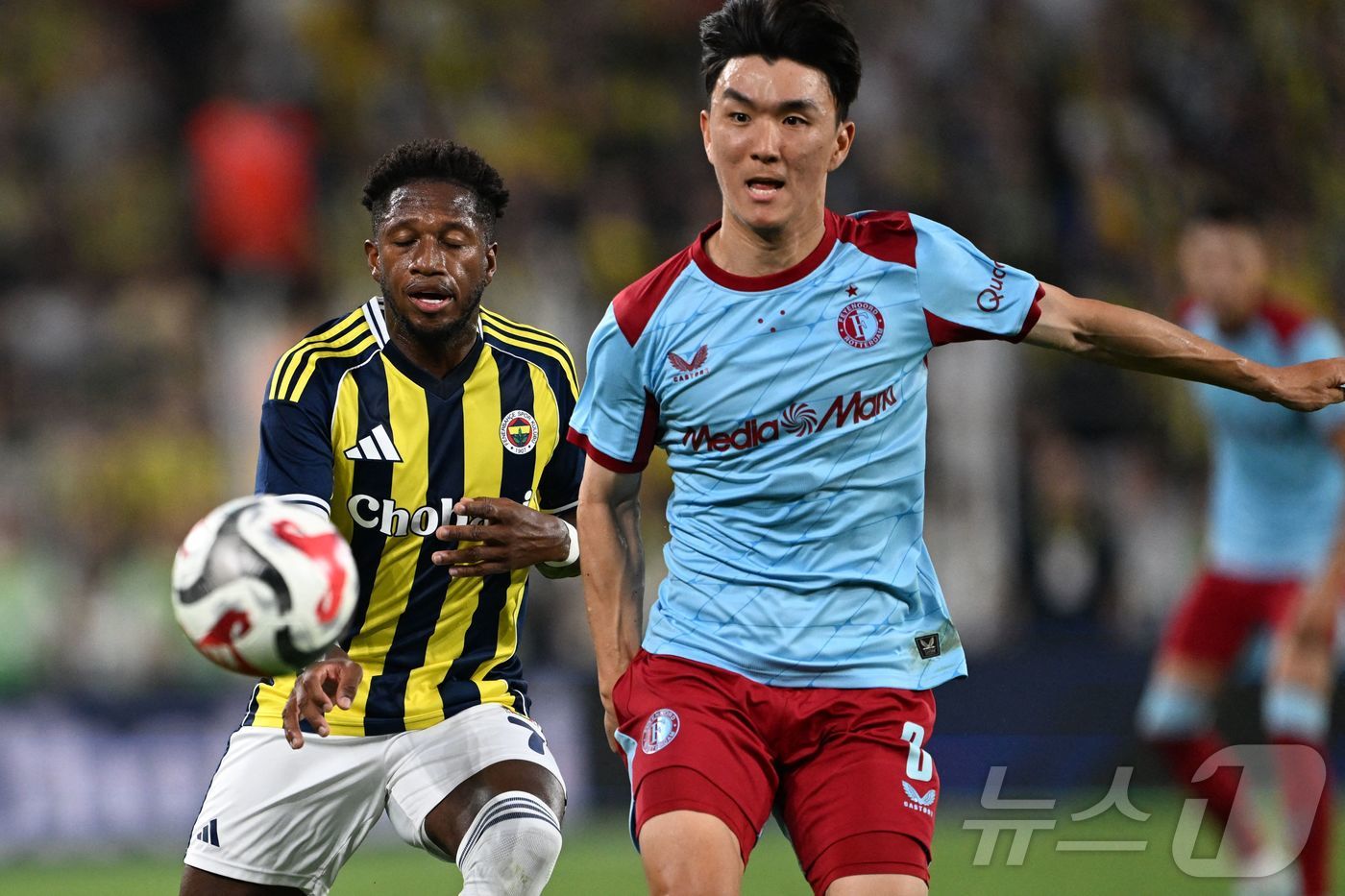 황인범, 도움 기록했지만…페예노르트, UCL PO 진출 실패 - 뉴스1