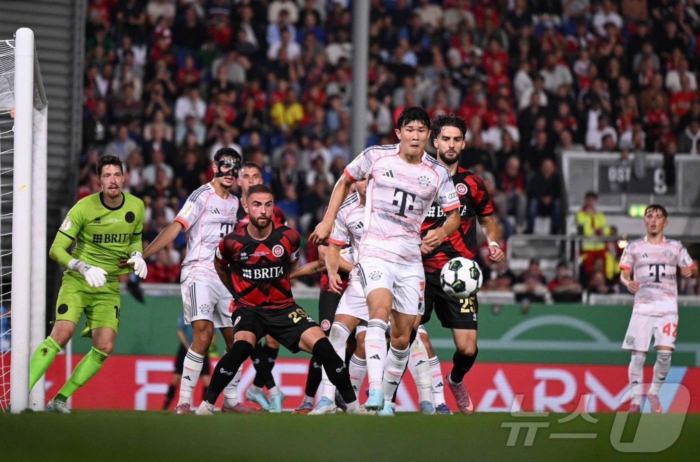 '김민재 시즌 첫 풀타임' 뮌헨, DFB 포칼 1R 3부 팀에 3-2 신승 - 뉴스1